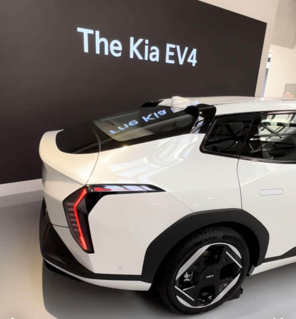 기아 EV4, 전기 세단의 기준을 재정립하다