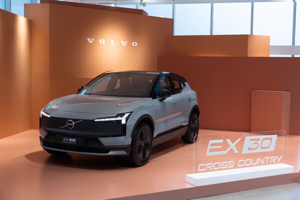제로백 3초대 콤팩트 SUV 등장. 볼보 EX30 CC 한국 시장 데뷔